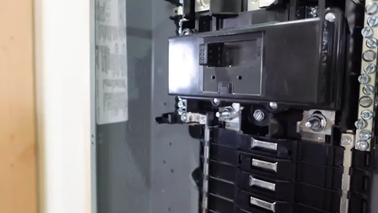 Main Lug vs. Main Breaker: What’s the Difference? - ElectronicsHacks