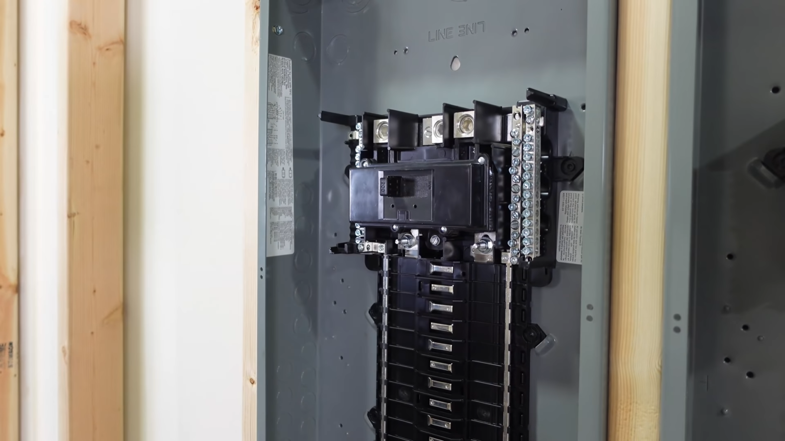 Main Lug vs. Main Breaker: What’s the Difference? - ElectronicsHacks