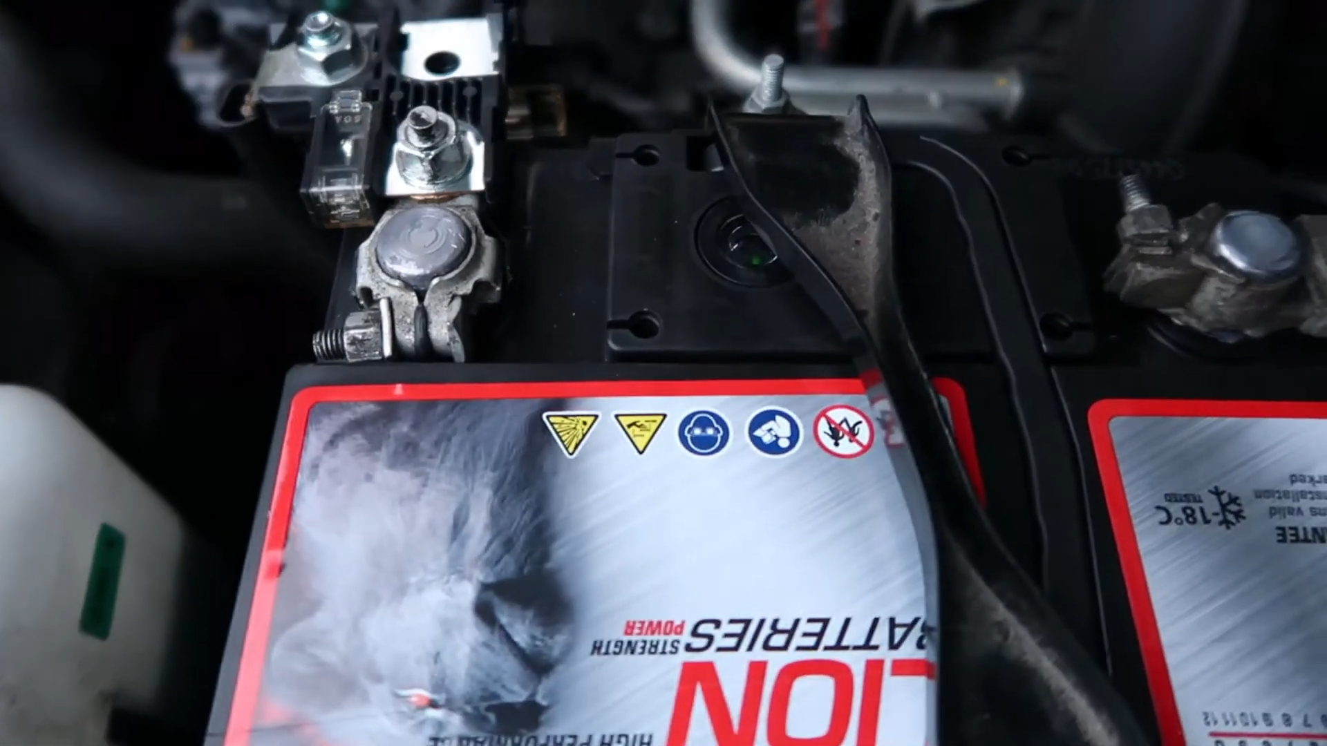 What Does the Battery Fuse Do? - ElectronicsHacks